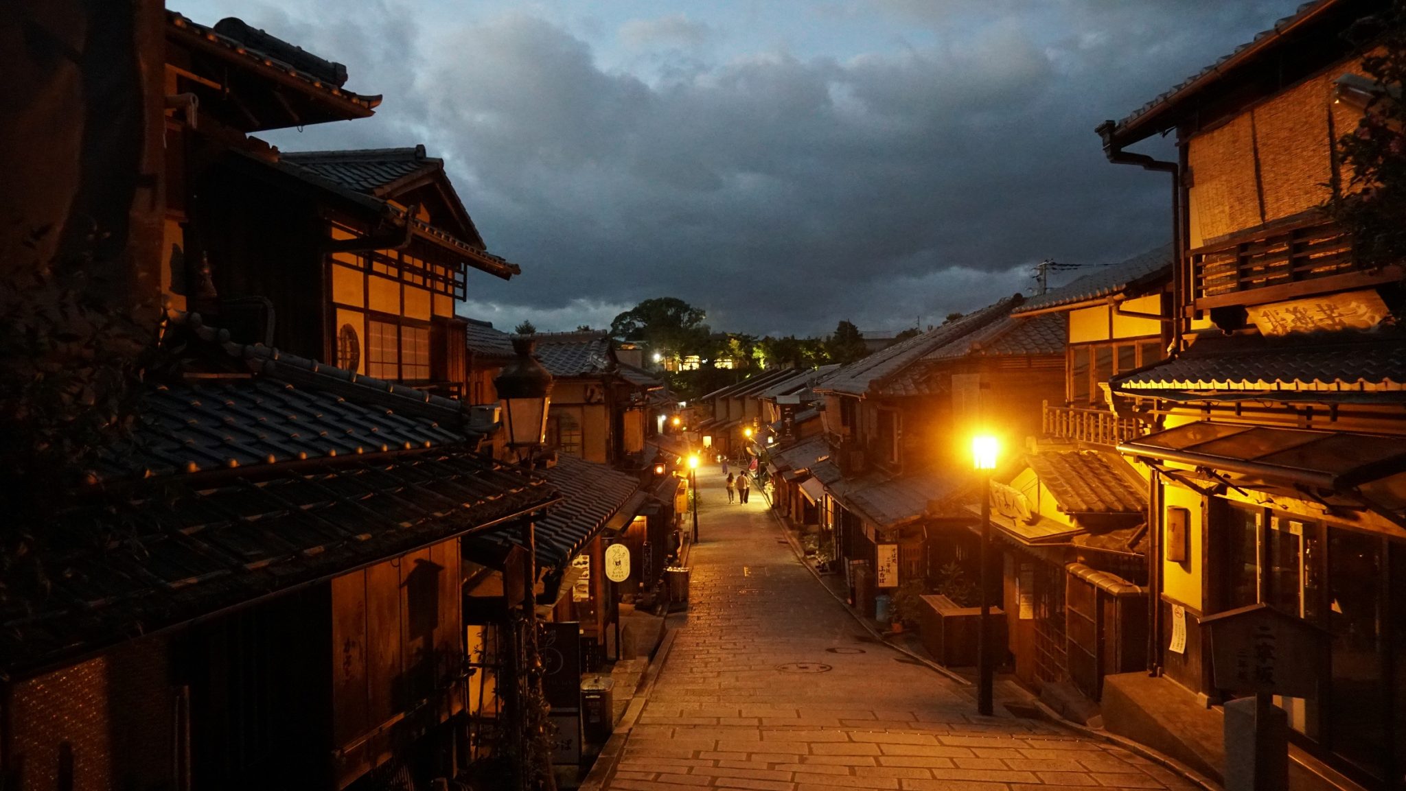 Tour Guide around Gion area | Enjoy Kyoto Night & Day